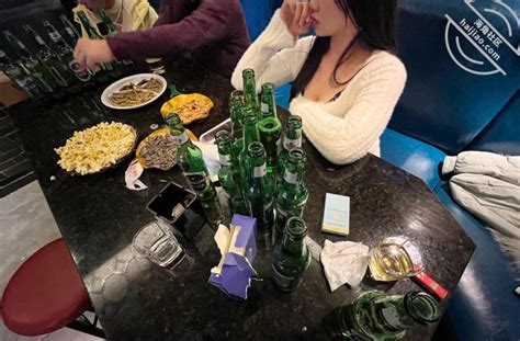 【最新封神 ️极品原创】海角绿帽大神真实记录换妻聚会 ️淫乱的脱衣服游戏 让两女穿上丝袜共侍一夫 高清720p原档 【1v507mb】 老司机