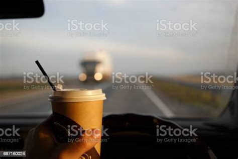 차에 타고 있는 동안 커피를 마시고 바퀴에 식사 하는 동안 응급 커피 마실 것에 대한 스톡 사진 및 기타 이미지 커피 마실 것 트럭 운전하기 Istock