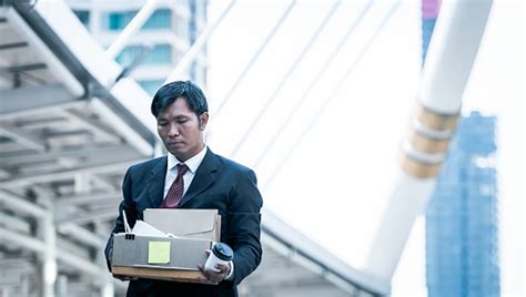 개인 소지품이 있는 골판지 상자를 들고 있는 사업가 발생 개념과 주제에 대한 스톡 사진 및 기타 이미지 개념과 주제 거절 경제 Istock