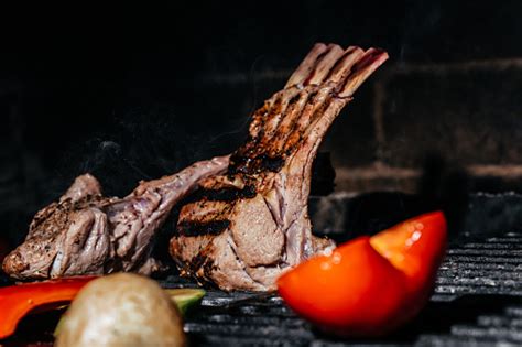 그릴에 구운 양고기 갈비 그릴 배경에 신선한 양고기 랙 해고 된 바베큐 요리 요리 베이커리 컨셉 양고기에 대한 스톡 사진 및