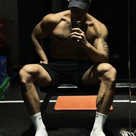 Aaron 午安！ 健身教練 肌肉男 健身 猛男 体育生 肌肉 帅哥 手臂 肌肉猛男 白袜 腹肌 運動