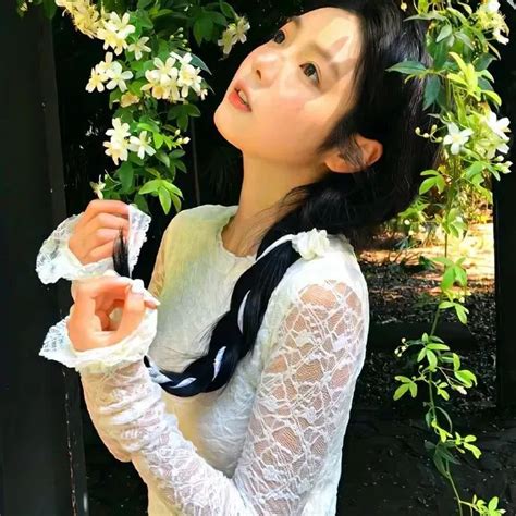 白衣女子置身花丛中，蕾丝衣袖尽显优雅温柔 男女头像｜最近好爱这些头像啊啊啊表情包图片动图 求表情网 斗图从此不求人