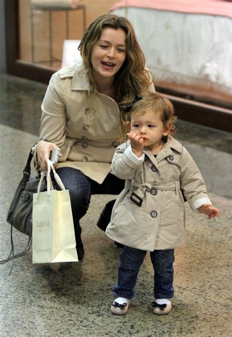 Fofura Filha de Bianca Castanho usa mesmo modelito que mãe em passeio Quem QUEM News