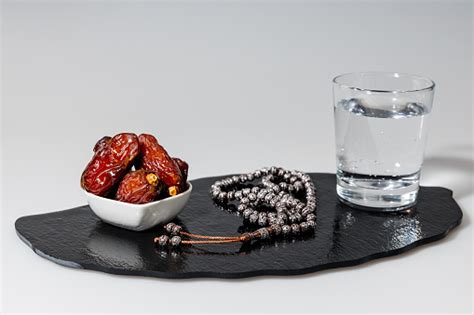 라마단 카림의 거룩한 달의 이슬람 휴일 말린 날짜와 샘물 한 잔이 있는 이슬람 묵주 0명에 대한 스톡 사진 및 기타 이미지