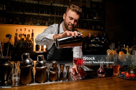 바텐더가 칵테일을 쏟아 붓는 다양한 바 장비와 잔이있는 바 카운터의 매력적인 전망 바텐더에 대한 스톡 사진 및 기타 이미지 바텐더 칵테일 각얼음 Istock