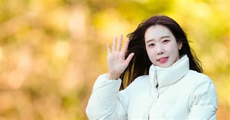 포토 진달래 아나운서 미소 밝은 손인사