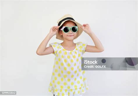 흰색 배경에 고립 된 선글라스와 밀짚 모자를 쓰고 예쁜 아시아 의 아이 소녀 여름과 패션 컨셉 전면 보기 선글라스에 대한 스톡 사진 및 기타 이미지 Istock