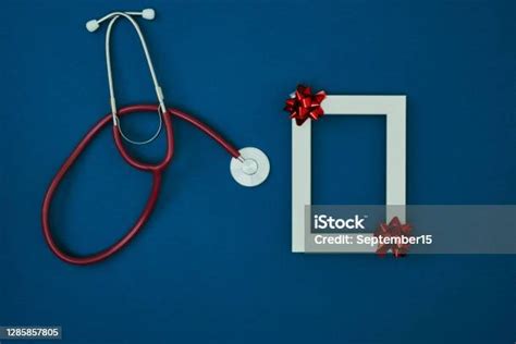 청진기와 파란색 배경의 프레임 크리스마스와 새해 전염병 공간을 복사하고 모의합니다 청진기에 대한 스톡 사진 및 기타 이미지 청진기 산타 클로스 크리스마스 Istock
