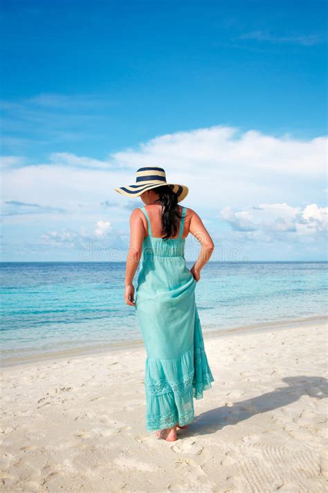 Menina Que Anda Ao Longo De Uma Praia Tropical Em Maldivas Imagem De