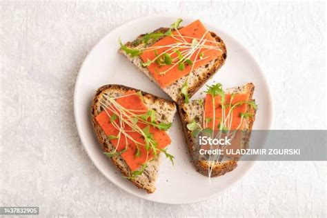 붉은 토마토 치즈와 회색에 마이크로 그린을 곁들인 곡물 빵 샌드위치 상단 전망 클로즈업 갈색에 대한 스톡 사진 및 기타 이미지 Istock