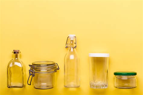 유리 항아리와 노란색 배경에 병의 집합입니다 제로 플라스틱 개념 0에 대한 스톡 사진 및 기타 이미지 0 가방 개념