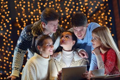 Grupo De Pessoas Felizes Olhando Para Um Computador Tablet Foto Premium
