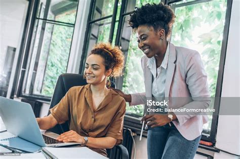 고위 재무 관리자는 신입 사원이 자신의 업무에 대한 해결책을 찾을 수 있도록 도와줍니다 20 24세에 대한 스톡 사진 및 기타 이미지 20 24세 25 29세 30