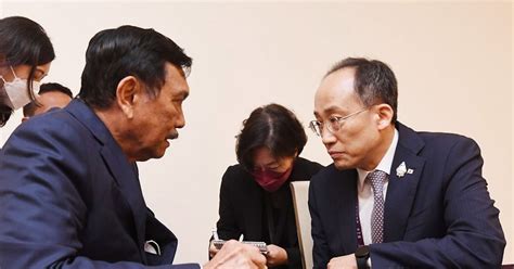 인도네시아 해양투자조정장관과 대화하는 추경호 부총리