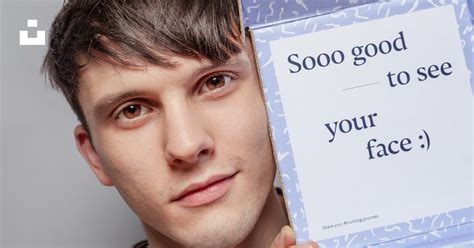 보라색과 흰색을 들고 있는 남자 그래서 신은 당신의 얼굴 상자를 볼 수 있습니다 사진 Unsplash의 무료 얼굴 이미지