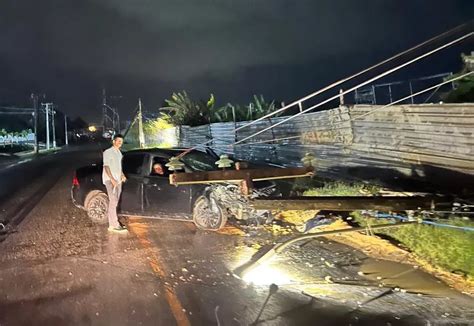 Carro atingiu e derrubou postes e deixa três bairros sem energia