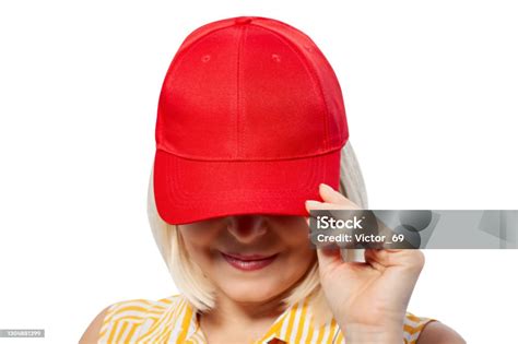 빈 빨간 야구 모자 모형 템플릿 여성 머리에 착용 고립 된 클리핑 경로 선명한 모자와 티셔츠를 입은 여성은 모자를 쓰고 있는 바이저를 조롱합니다 코튼 베이스벌 캡 목컵 에