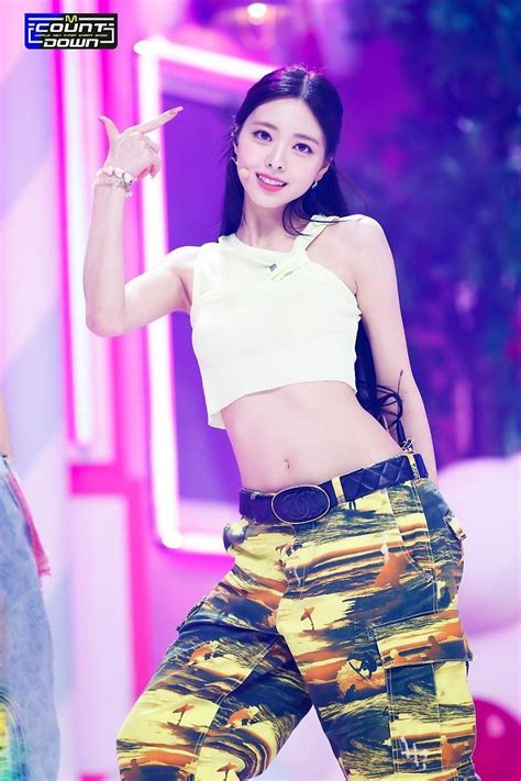 Pin By Raychal On Yuna Itzy Itzy Stage Outfits Concert Outfit