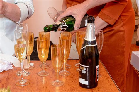 결혼 한 부부의 부모는 결혼식 중 안경에 샴페인을 붓는 다 2명에 대한 스톡 사진 및 기타 이미지 2명 개성 개념 결혼식 Istock