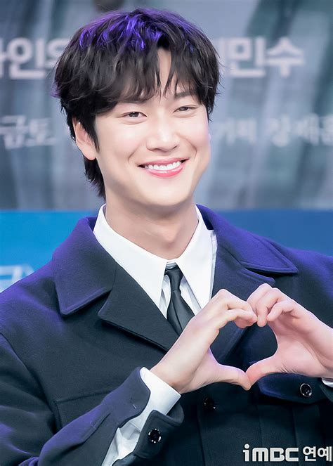 [포토] 나인우 부드러운 하트 미소