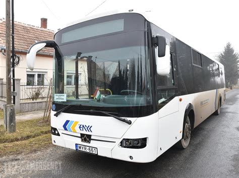 Lezuhanó Fémcsővel ütközött A Busz Elhajtott A Traktoros 112
