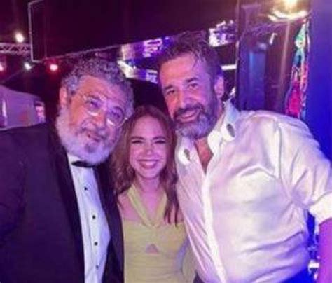 بالفيديو كريم عبد العزيز يرقص ويعزف على الدف في زفاف إبن ماجد