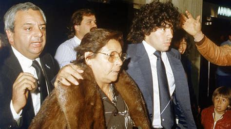Doña Tota La Mujer Más Influyente En La Vida De Maradona La Señal Que
