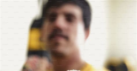 Un Hombre Sosteniendo Un Objeto Colorido En La Mano Foto Imagen De