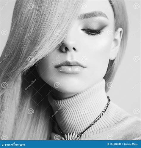 Giovane Bella Bionda Con La Retro Acconciatura Fotografia Stock Immagine Di Sguardo Elegante