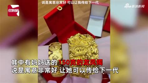 女孩结婚收到父母备的豪华嫁妆，黄金首饰摆满一桌：娘家的底气手机新浪网