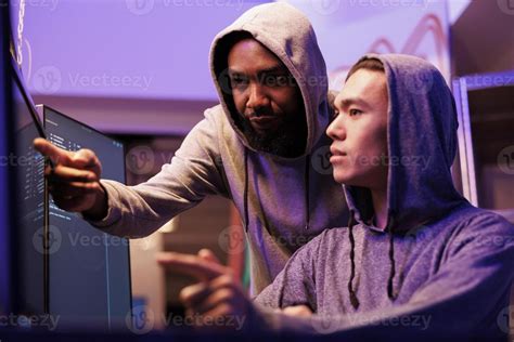 Hackers Comprobación Datos Después Rotura Base De Datos Servidor Juntos Africano Americano