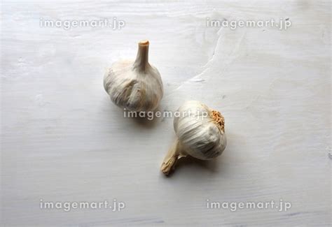 自然農法の家庭菜園で収穫したニンニクのイメージ写真 212856975 イメージマート