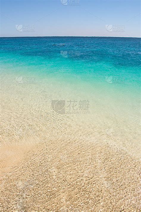 美丽的水晶般清澈的绿松石海水