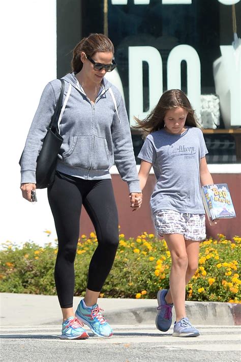 Jennifer Garner Seen While Shopping With Her Younger Daughter In Los
