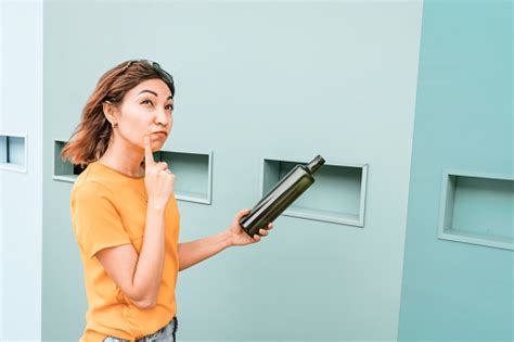 아시아 소녀는 쓰레기를 분류하는 것에 대해 생각했습니다 가정용 쓰레기로 두 개의 유리 병을 들고있는 손에 재활용에 대한 스톡 사진 및 기타 이미지 Istock