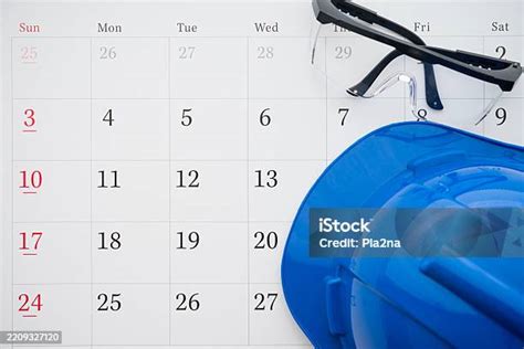 안전 유리와 파란색 작업자 헬멧의 평평한 배치 빈 흰색 달력 배경 복사 공간 0명에 대한 스톡 사진 및 기타 이미지 0명 5월 건설 산업 Istock