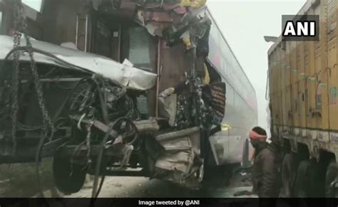 Dozen Injured In Multi Vehicle Pile Up On Yamuna Expressway In Greater