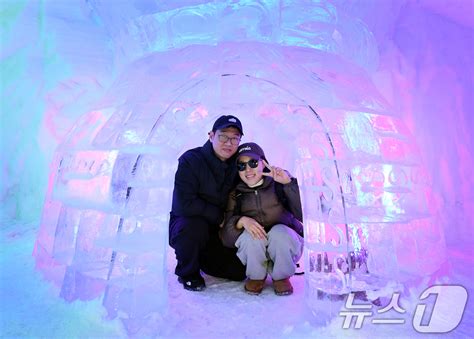 얼음조각과 함께 추억 남기기 뉴스1