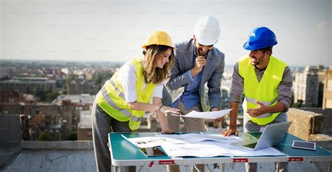 건축가 및 엔지니어 팀 건설 현장 확인 문서에 대한 그룹의 사람들 사진 Unsplash의 세르비아 이미지