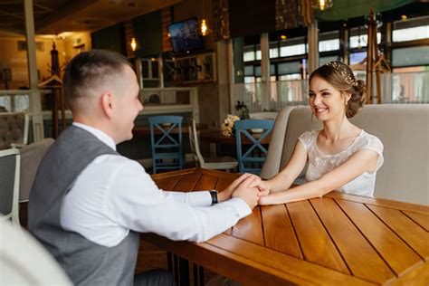 우아하고 세련 된 웨딩입니다 신부는 테이블에 앉아 결혼식 후 신랑 하 고 서로 고 웃 고 행복 개념입니다 2명에 대한 스톡 사진 및 기타 이미지 Istock