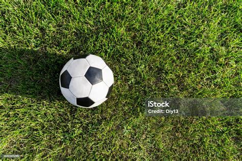 축구장의 푸른 잔디에 고전적인 축구 공에 대한 상단보기 여름 스포츠 경기 공간을 복사합니다 0명에 대한 스톡 사진 및 기타 이미지 Istock