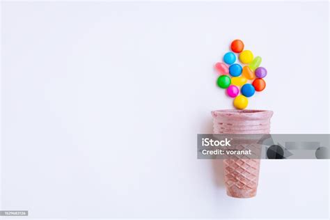 회색 배경에 아이스크림 콘에서 다채로운 사탕의 다른 종류 다양한 사탕 0명에 대한 스톡 사진 및 기타 이미지 0명