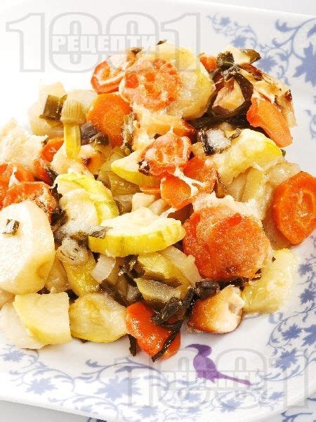 Задушени зеленчуци тиквички картофи моркови и зеле с кашкавал масло копър и чесън в тава