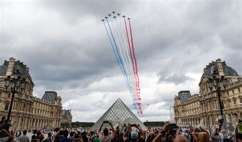 佛 바스티유데이 루브르 상공 가르는 최정예 비행팀 ‘파트루이 드 프랑스 뉴스1