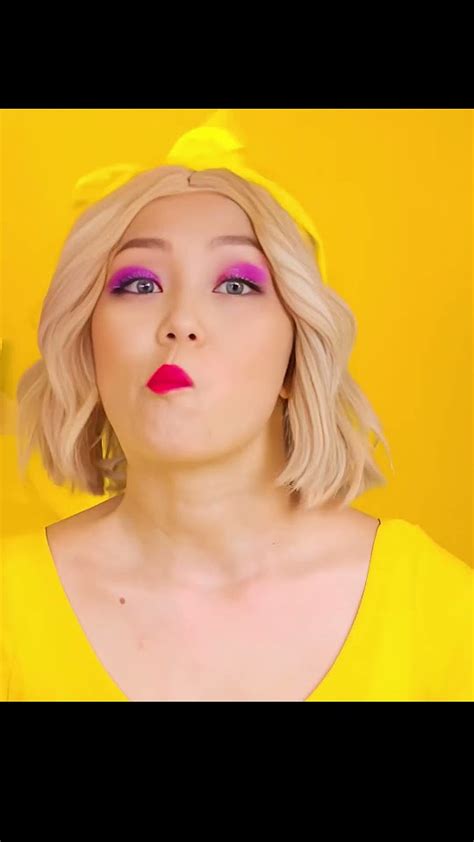 노란색 옷을 입은 소녀가 사탕을 먹습니다 Youtube