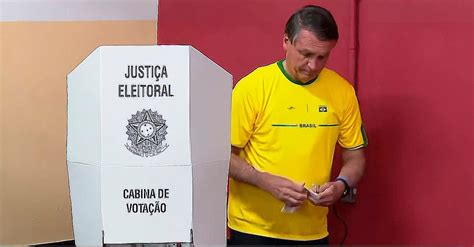 Bolsonaro diz antes de votar que vale o Datapovo Que vença o melhor