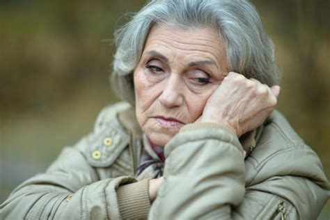 슬프고 외로운 것은 흡연보다 노화를 가속화시킨다