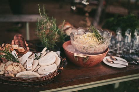 맛있는 치즈 과일 및 고기로 가득한 아름다운 샤퀴테리 보드 결혼식 및 특별 행사에 적합합니다 0명에 대한 스톡 사진 및 기타 이미지 Istock