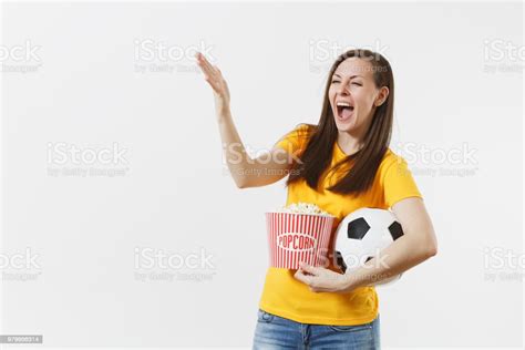 좋아 라 유럽 젊은 여자 축구 팬 또는 노란색 유니폼 축구공 팝콘의 물통을 들고 선수 흰색 배경에 고립 스포츠 놀이 축구 응원