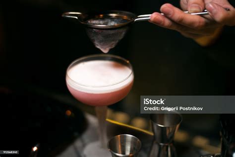 바 바 카운터 칵테일 바 빨 대와 유리 색상 배경에서 신선한 음료 Coctail 칵테일 바에서 마시는 칵테일 유리 칵테일 잔에